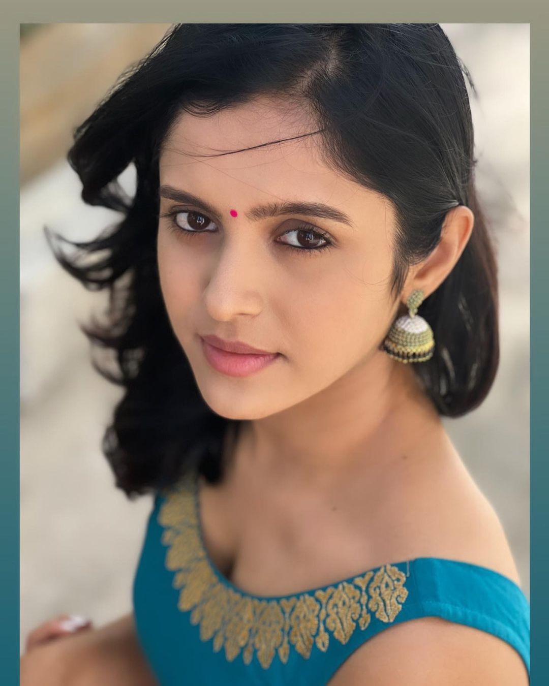 photos : டாப் ஆங்கிளில் மனதை மயக்கும் லியோனிலா ஸ்வேதா.. கலக்கலான பிக்ஸ் ...