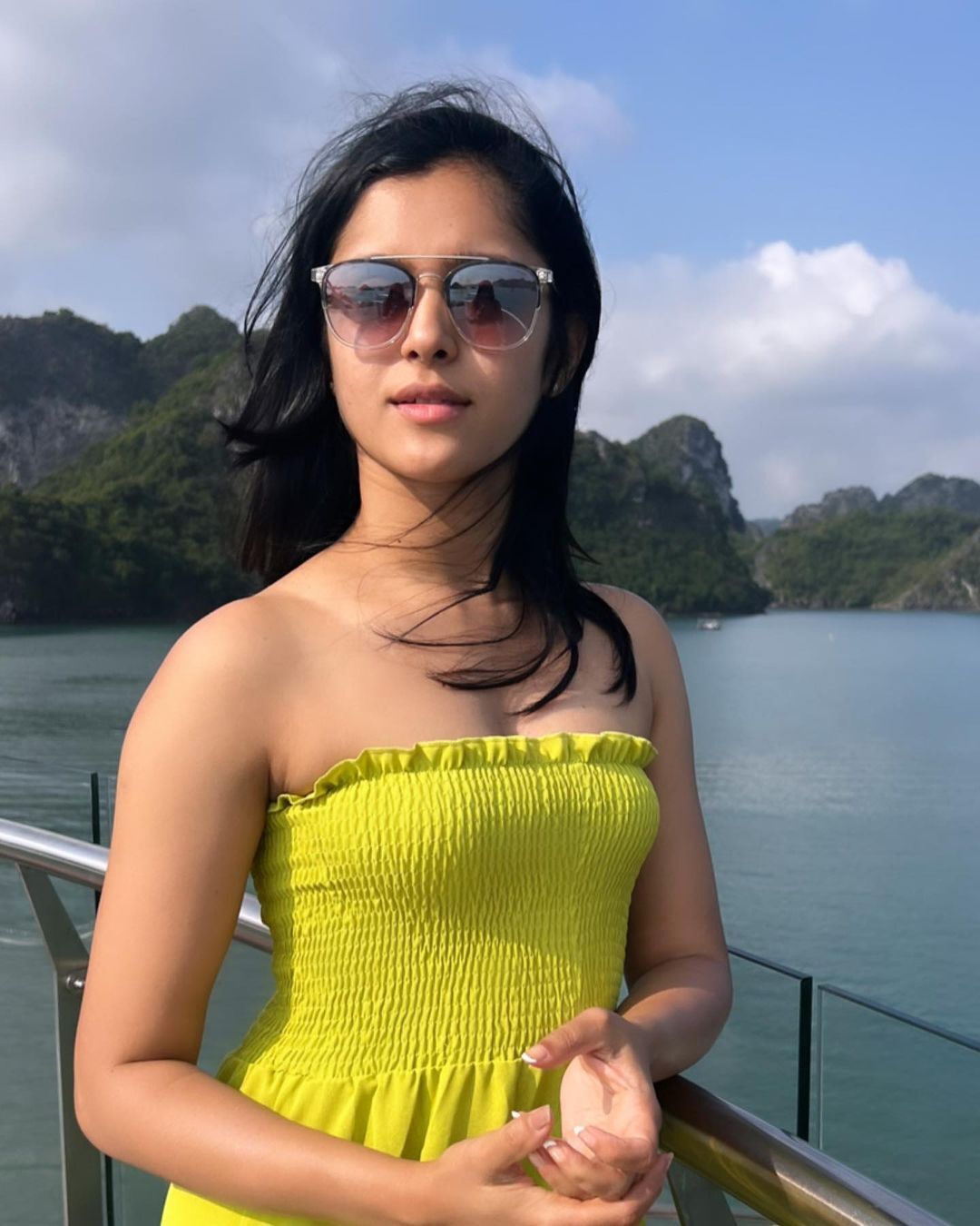 photos : டாப் ஆங்கிளில் மனதை மயக்கும் லியோனிலா ஸ்வேதா.. கலக்கலான பிக்ஸ் ...