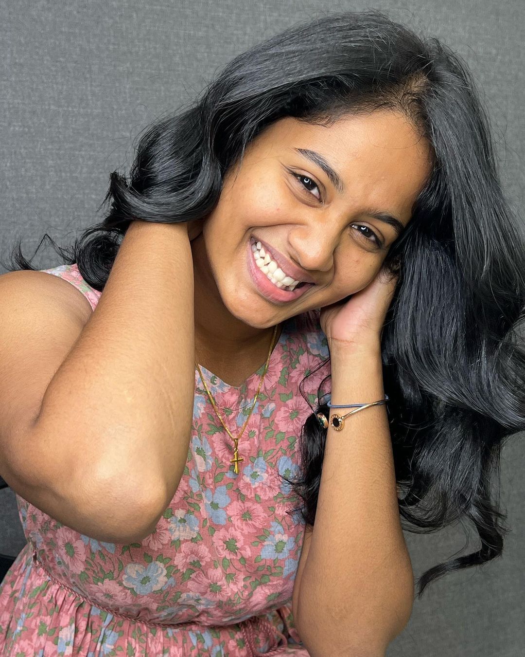 photos : வெள்ளை கவுனில் ரசிகர்களுக்கு ஹார்டின் விட்ட பார்த்திபன் பட ...