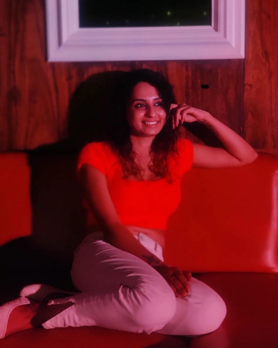 photos : டைட் கவுனில் டக்கர் போஸ்.. பின்னணி பாடகி வினைதா சிவகுமாரின் ...