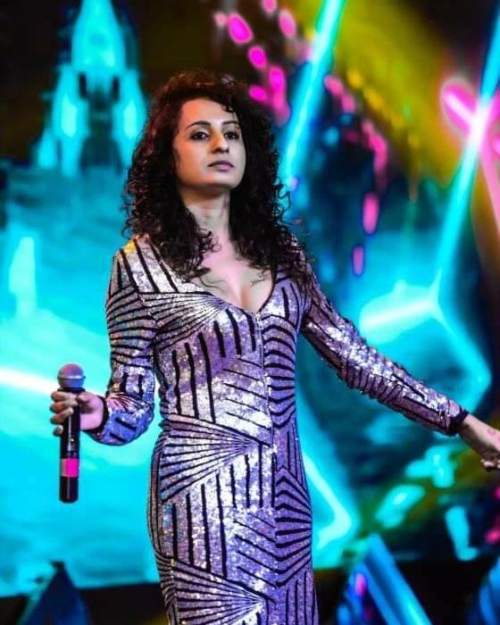 photos : டைட் கவுனில் டக்கர் போஸ்.. பின்னணி பாடகி வினைதா சிவகுமாரின் ...