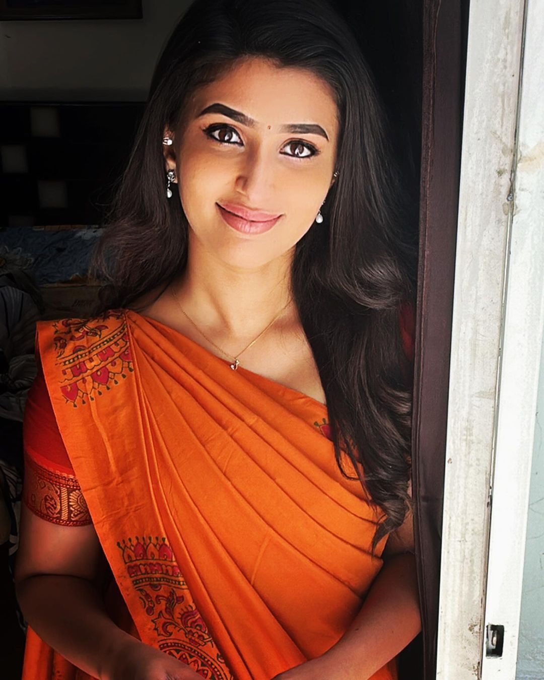 photos : ஜொலி ஜொலிக்கும் புடவையில் மின்னும் வைஷூ சுந்தர்.. வசீகரிக்கும் ...