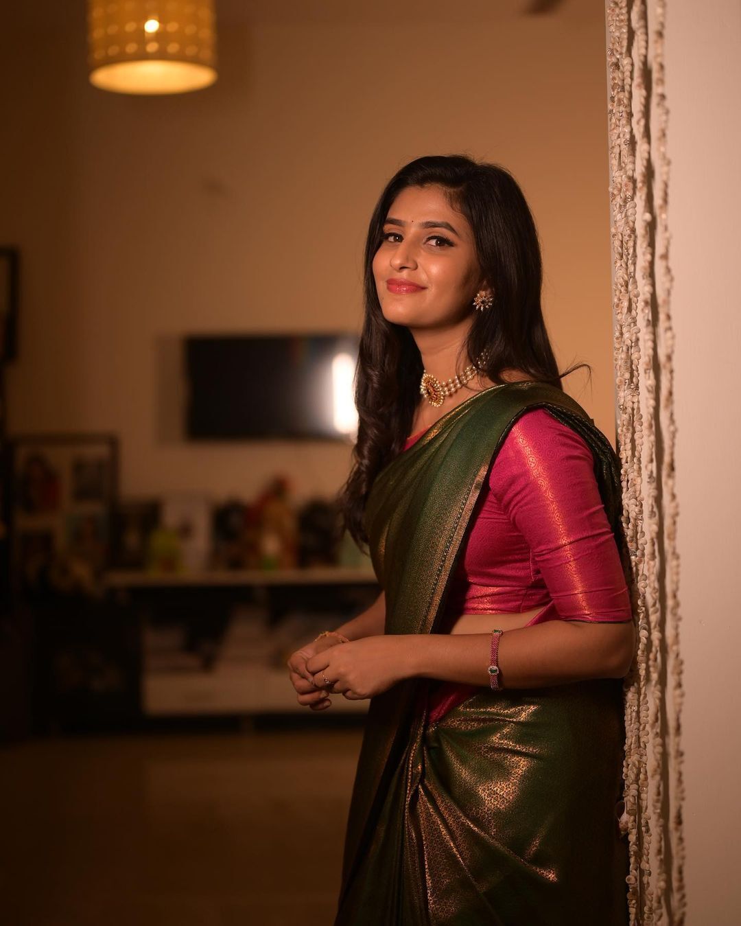 photos : ஜொலி ஜொலிக்கும் புடவையில் மின்னும் வைஷூ சுந்தர்.. வசீகரிக்கும் ...