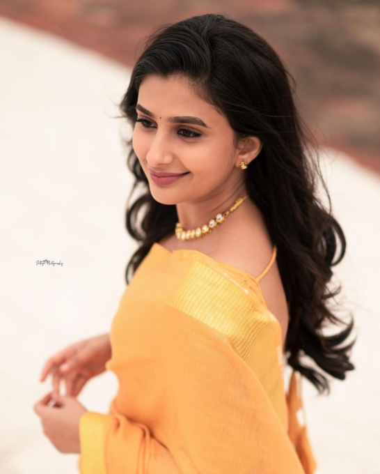 photos : ஜொலி ஜொலிக்கும் புடவையில் மின்னும் வைஷூ சுந்தர்.. வசீகரிக்கும் ...