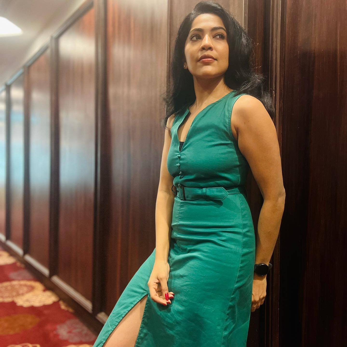 PHOTOS : பச்சை நிறமே.. பச்சை நிறமே.. லோ ஆங்கிளில் நச் போஸ் கொடுத்த விஜே ...