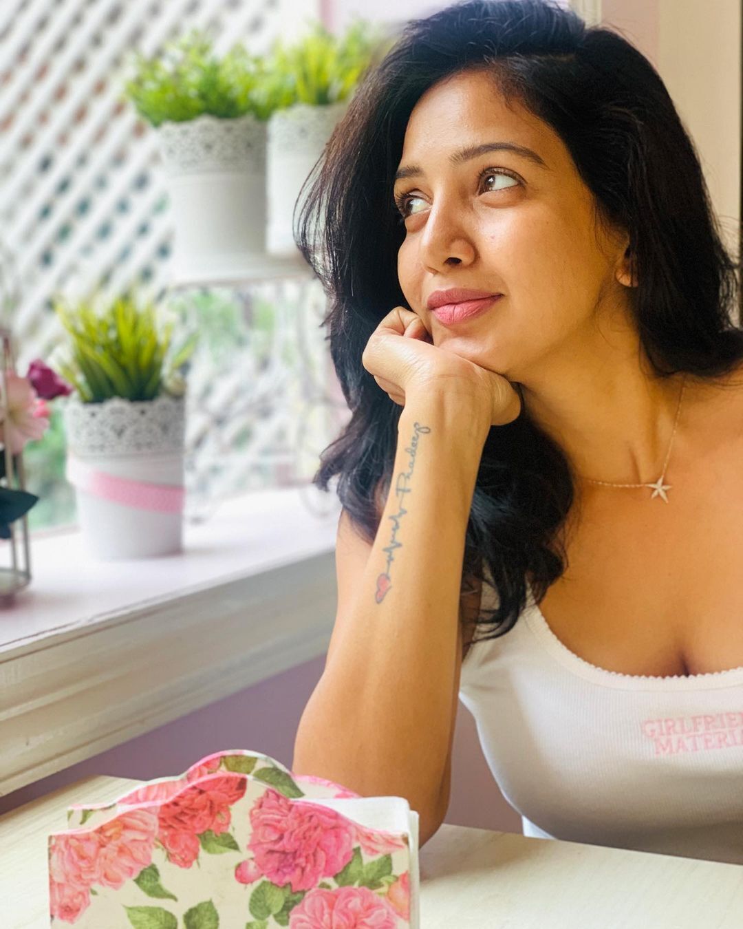 PHOTOS : ஸ்லீவ் லேஸ் சேலையில்.. பவானி ரெட்டியின் கலக்கல் க்ளிக்ஸ் இதோ ...