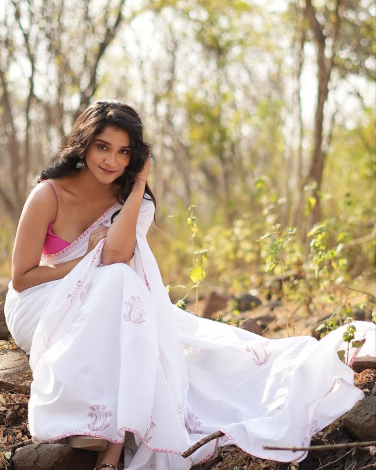 photos : வெள்ளை புடவையில் சொக்கவைக்கும் அழகு.. நடிகை ஷிவானி சொனாரின் ...