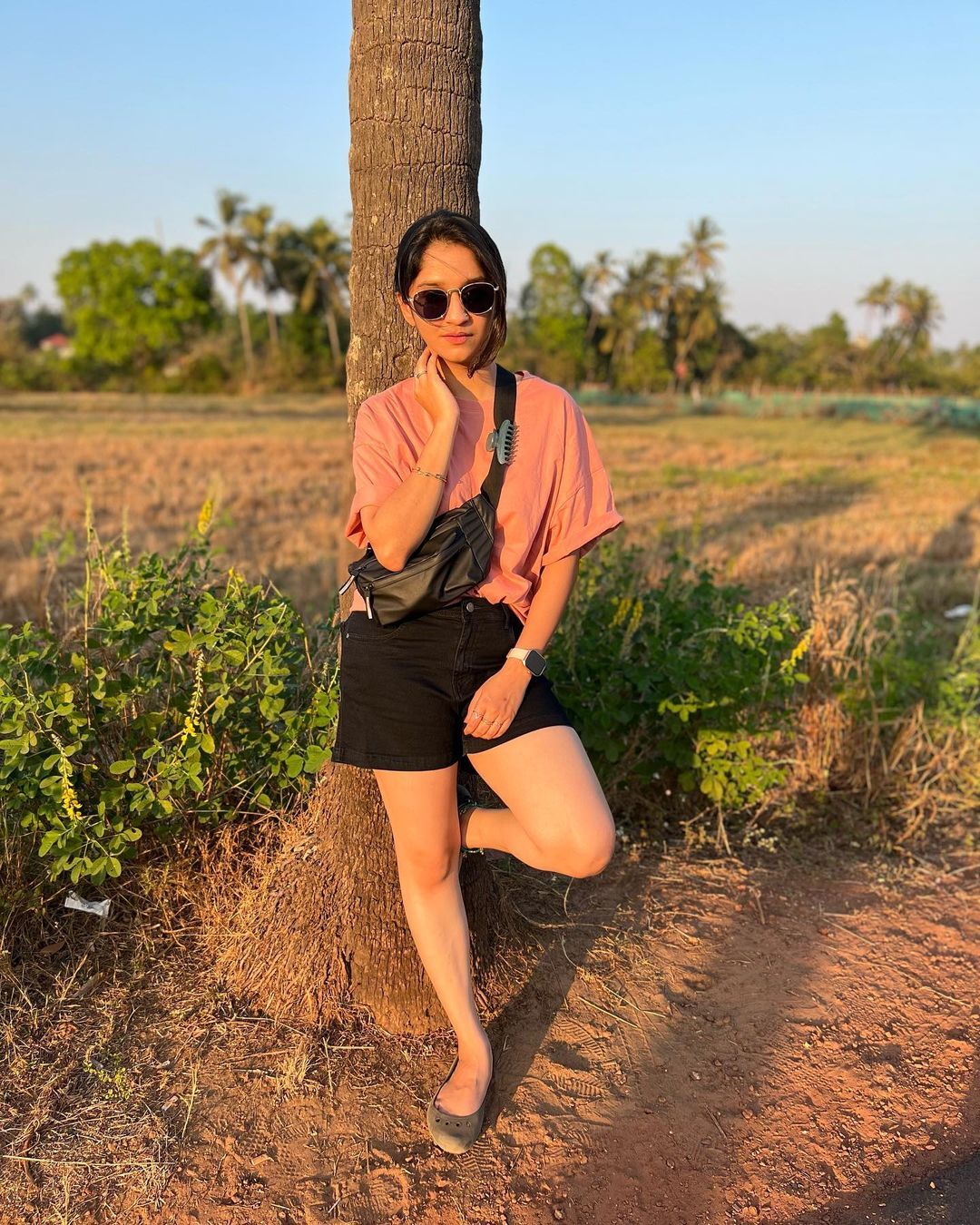 photos : வெள்ளை புடவையில் சொக்கவைக்கும் அழகு.. நடிகை ஷிவானி சொனாரின் ...