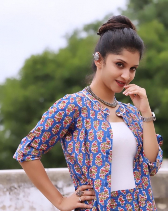 photos : வெள்ளை புடவையில் சொக்கவைக்கும் அழகு.. நடிகை ஷிவானி சொனாரின் ...