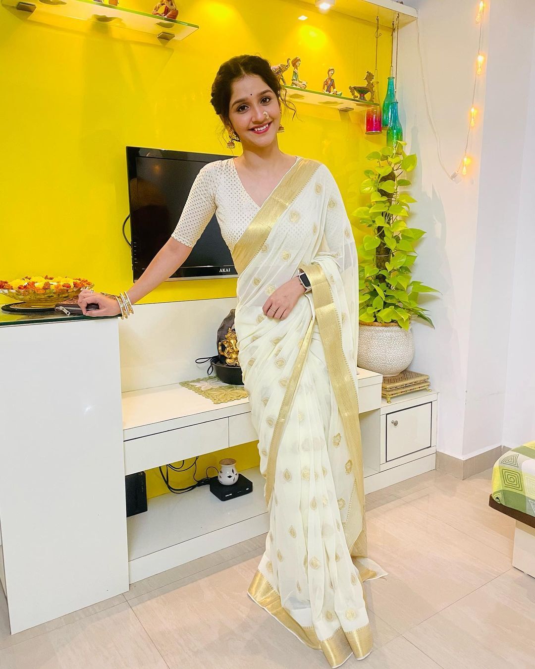 photos : வெள்ளை புடவையில் சொக்கவைக்கும் அழகு.. நடிகை ஷிவானி சொனாரின் ...