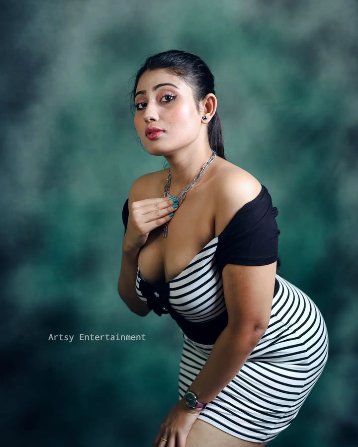 PHOTOS : சொக்கவைக்கும் அழகில்.. மாடல் சௌமி சாஹாவின் அசத்தல் புகைப்படங்கள்.. | Model Soumi Saha ...