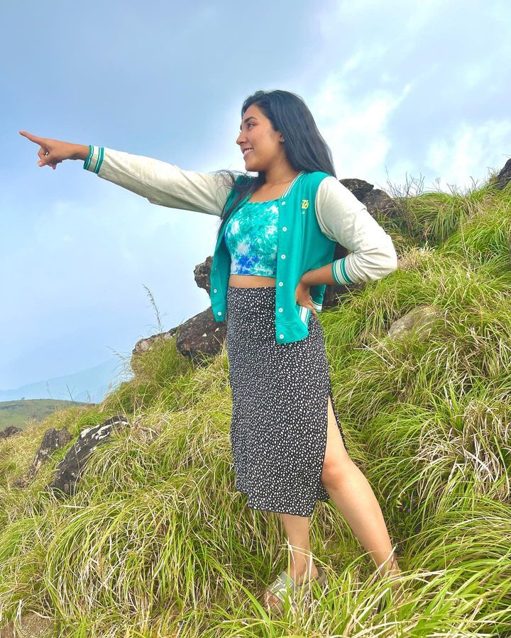 PHOTOS : மலை உச்சியில் மஜா போஸ் கொடுத்த சீரியல் நடிகை.. ஸ்ரீநிதியோன் ...