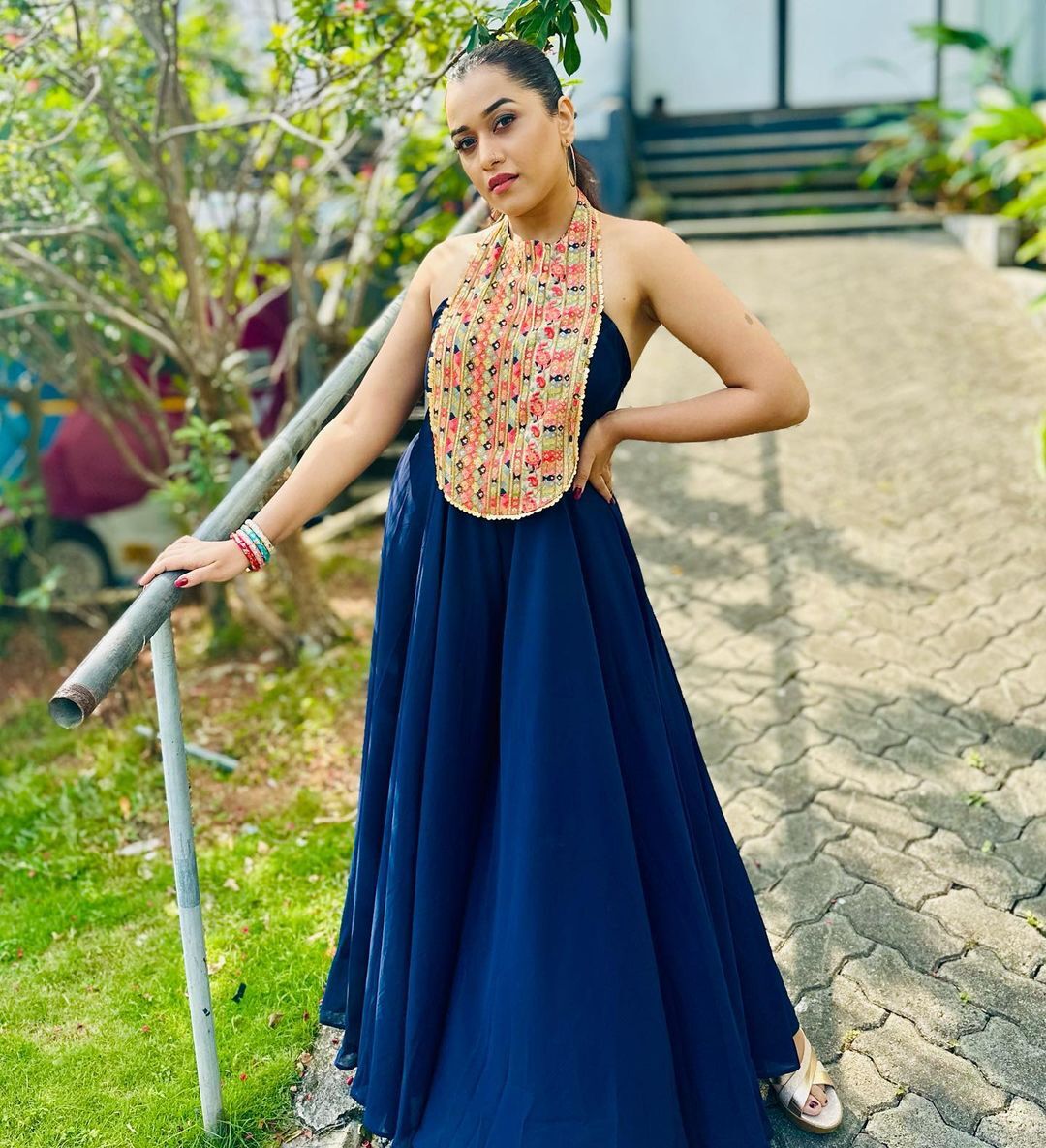 Parvathy R Krishna: പിങ്കിൽ ബ്യൂട്ട് ക്വീൻ പോലെ... സൂപ്പർ ലുക്കിൽ പാ ...