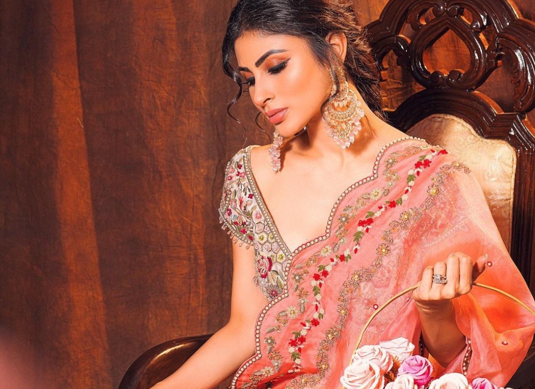 ডিপ কাট পোশাকে অপরূপা মৌনী, বঙ্গ তনয়ার দিক থেকে চোখ ফেরাতে পারছেন না নেটবাসী | Actress Mouni ...