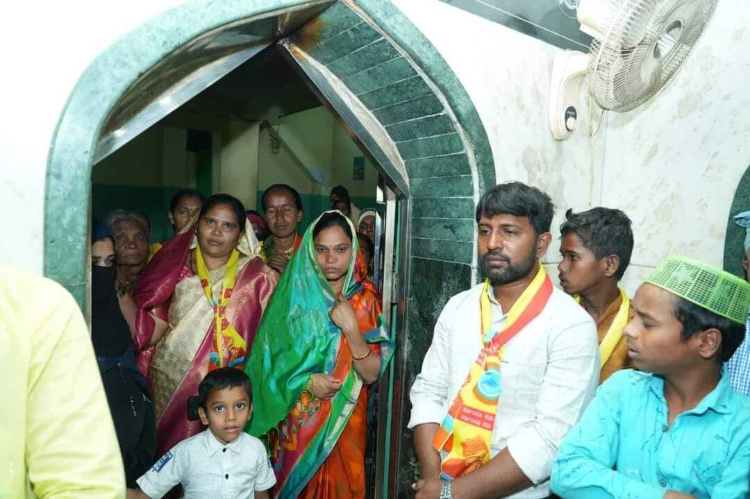 ಲಕ್ಷ್ಮೀ ಅರುಣಾ ಗೆಲುವಿಗಾಗಿ ಬಳ್ಳಾರಿಯ ಯುವಕನಿಂದ ಪಾದಯಾತ್ರೆ | Rajak Padayatra ...