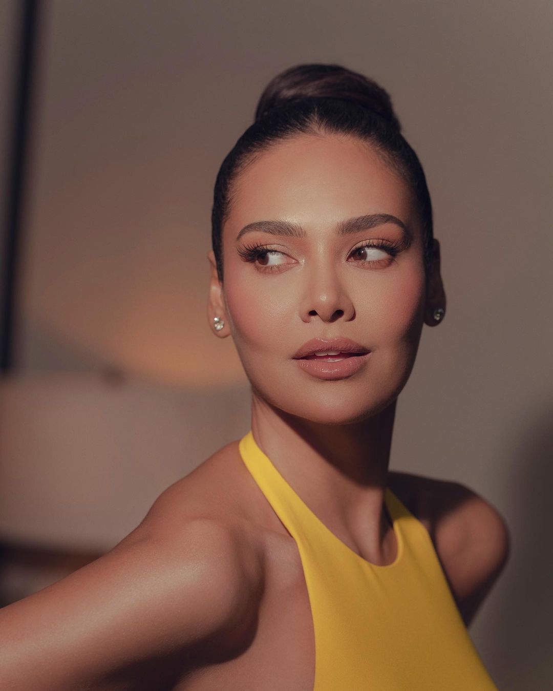 మత్తెక్కించే అందచందాలతో కుర్రాళ్ల గుండెల్లో మంట పుట్టిస్తున్న ఈషా ...