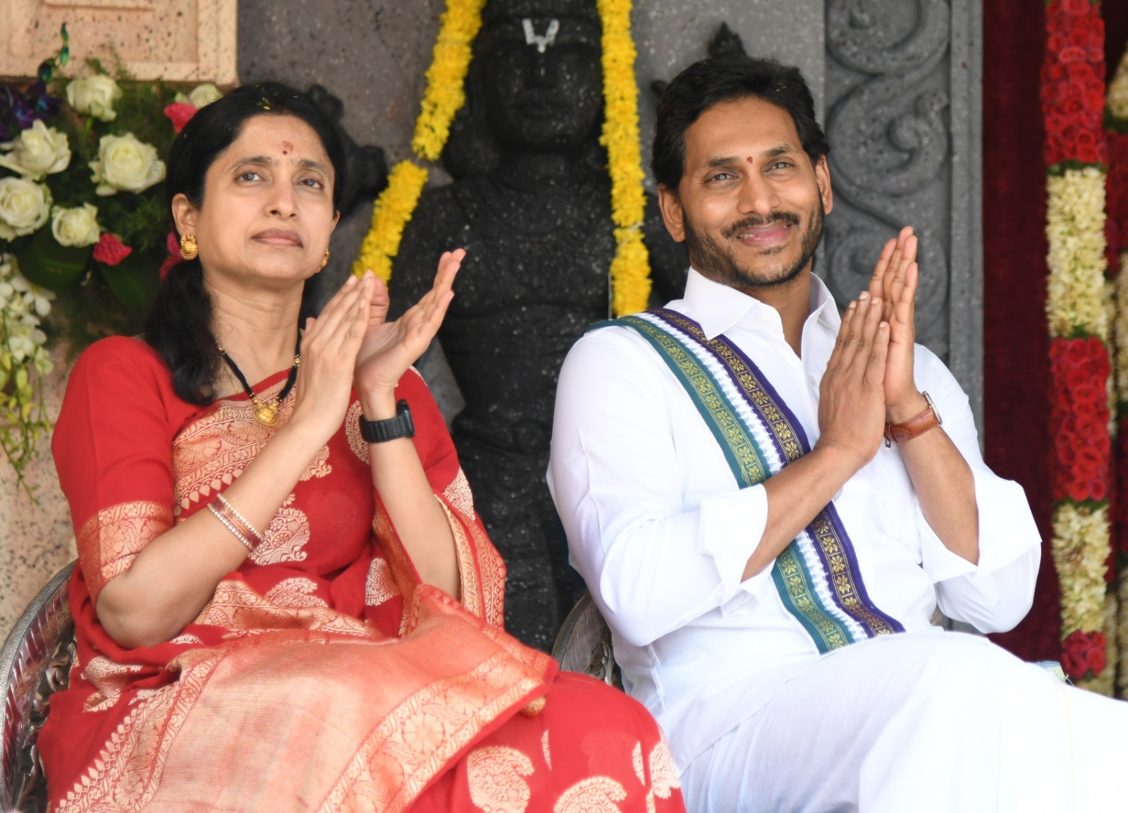 ఉగాది వేడుకల్లో సీఎం జగన్ దంపతులు.. | CM Jagan Family Celebrations ...