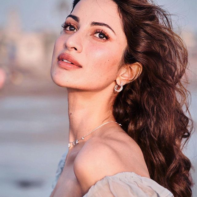 ఎద అందాలతో కుర్రకారుకు హాట్ ట్రీట్ ఇస్తున్న దిశా సింగ్. | Disha Singh ...