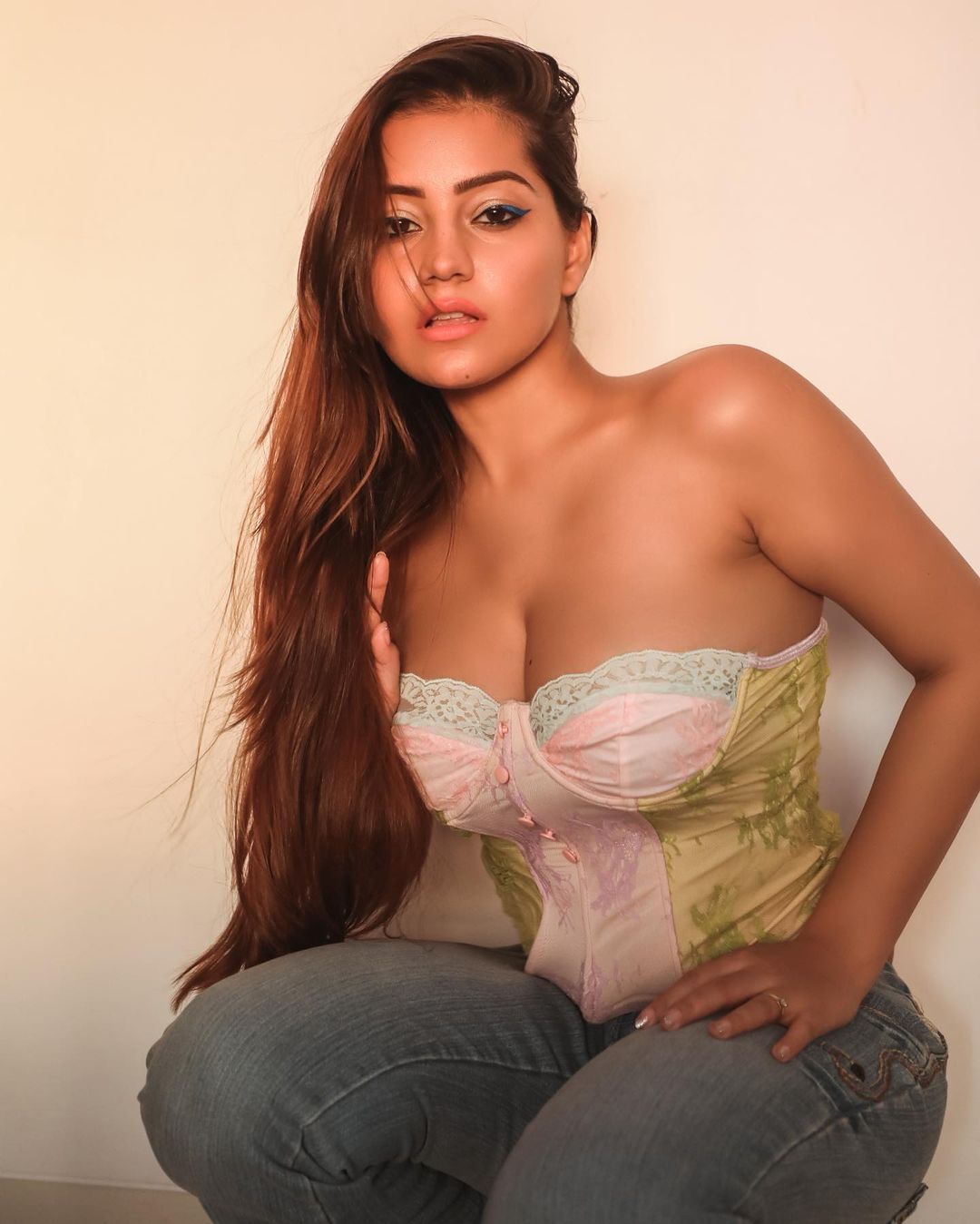 సిమ్రాన్ కౌర్ హాట్ ట్రీట్.. ఎద అందాలతో చిచ్చుపెట్టేస్తున్న బ్యూటీ. | Actress Simran Kaur Mind ...