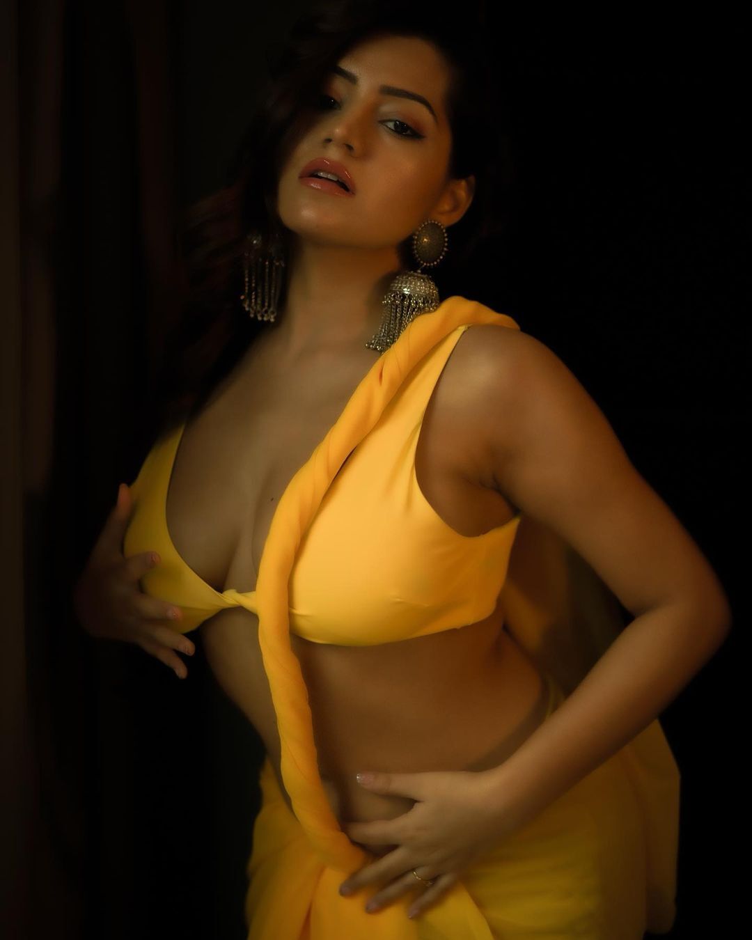 సిమ్రాన్ కౌర్ హాట్ ట్రీట్.. ఎద అందాలతో చిచ్చుపెట్టేస్తున్న బ్యూటీ. | Actress Simran Kaur Mind ...