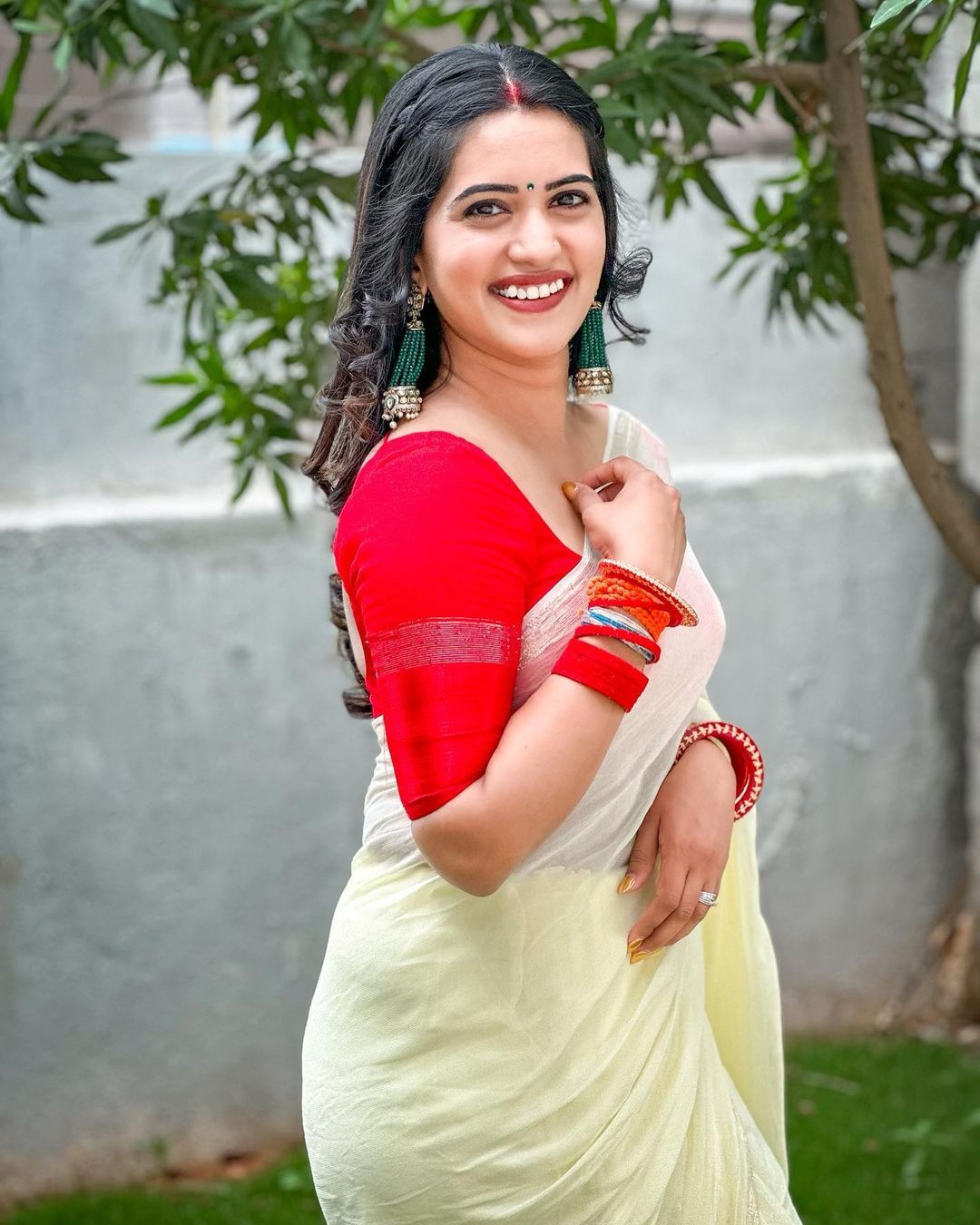 స్రవంతి చొక్కారపు వలపుల బాణాలు.. భామ హాట్‌కు కుర్రకారు క్లీన్ బౌల్డ్.. ! | Actress Sravanthi ...