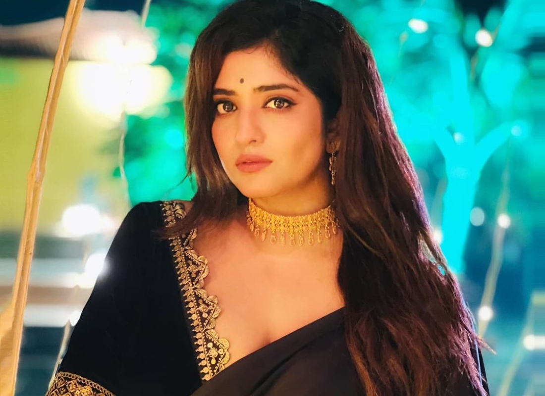 কালো শাড়িতে অপরূপা মানসী, অল্প মেকাপেও তাক লাগাচ্ছেন অভিনেত্রী ...