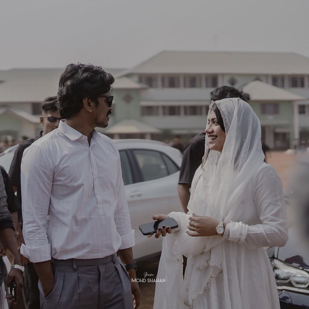 Anarkali Marikar: വെള്ളയിൽ മാലാഖയായി അനാർക്കലി... സ്റ്റൈലൻ ലുക്കിൽ ആരാധകരുടെ മനം മയക്കി നടി ...