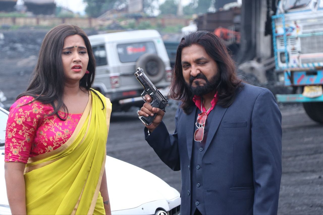 Bhojpuri अभिनेत्री काजल राघवानी का 'नाम बदनाम', तमंचे के साथ Viral हो ...