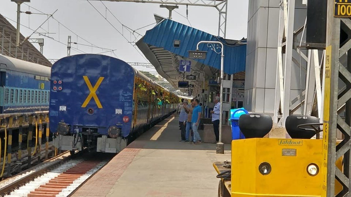 ರೈಲುಗಳ ಕೊನೆಯ ಬೋಗಿ ಹಿಂದೆ X ಅಕ್ಷರವನ್ನು ಏಕೆ ಬರೆಯುತ್ತಾರೆ? | Do You Know Why ...