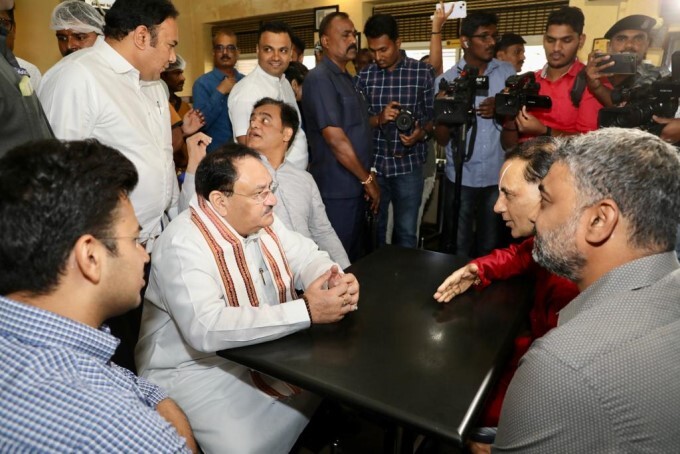 ಮಲ್ಲೇಶ್ವರದ CTRನಲ್ಲಿ ದೋಸೆ ಸವಿದ ಜೆ. ಪಿ. ನಡ್ಡಾ | JP Nadda Eats Dose At ...