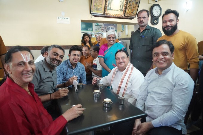 ಮಲ್ಲೇಶ್ವರದ CTRನಲ್ಲಿ ದೋಸೆ ಸವಿದ ಜೆ. ಪಿ. ನಡ್ಡಾ | JP Nadda Eats Dose At ...