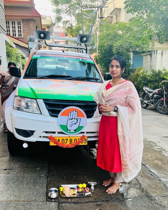 ಚುನಾವಣಾ ಪ್ರಚಾರ ವಾಹನಕ್ಕೆ ಕುಸುಮಾ ಹನುಮಂತರಾಯಪ್ಪ ಪೂಜೆ | Kusuma ...