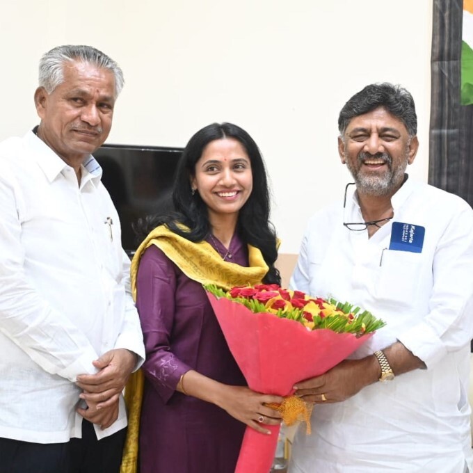 ಚುನಾವಣಾ ಪ್ರಚಾರ ವಾಹನಕ್ಕೆ ಕುಸುಮಾ ಹನುಮಂತರಾಯಪ್ಪ ಪೂಜೆ | Kusuma ...