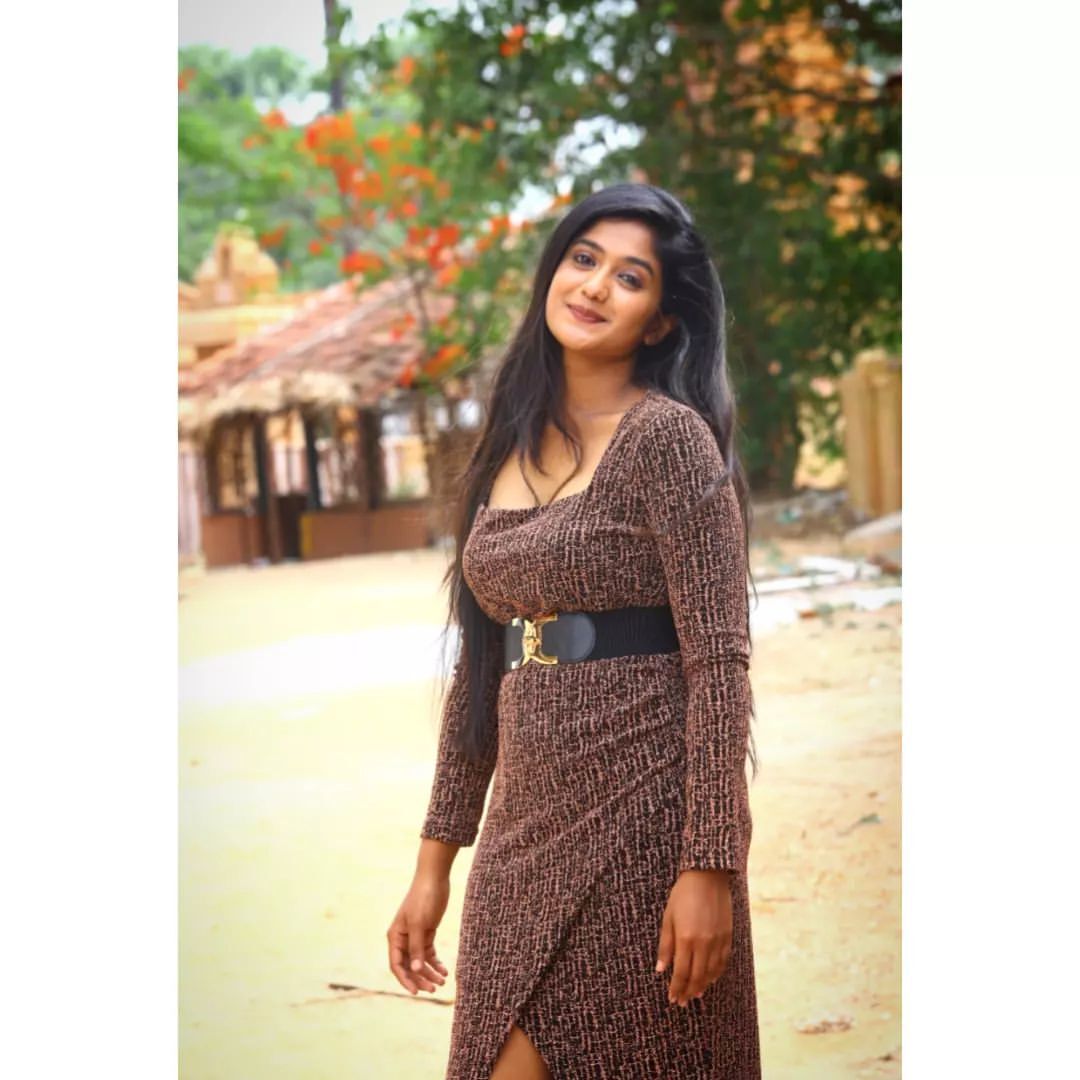 photos : குட்டி உடையில் ஜீ தமிழ் சீரியல் நடிகை.. வேற லெவல் போட்டோஸ் இதோ ...