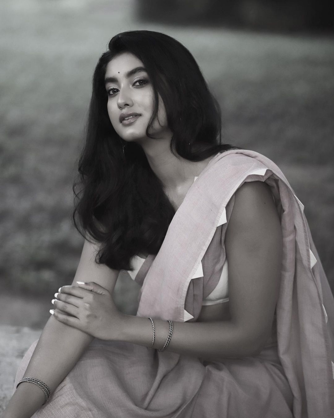 photos : ஜன்னல் வழியே தோன்றிய தேவதை அவள்.. நடிகை பிரியங்கா குமாரின் நச் போட்டோஸ்! | Actress ...