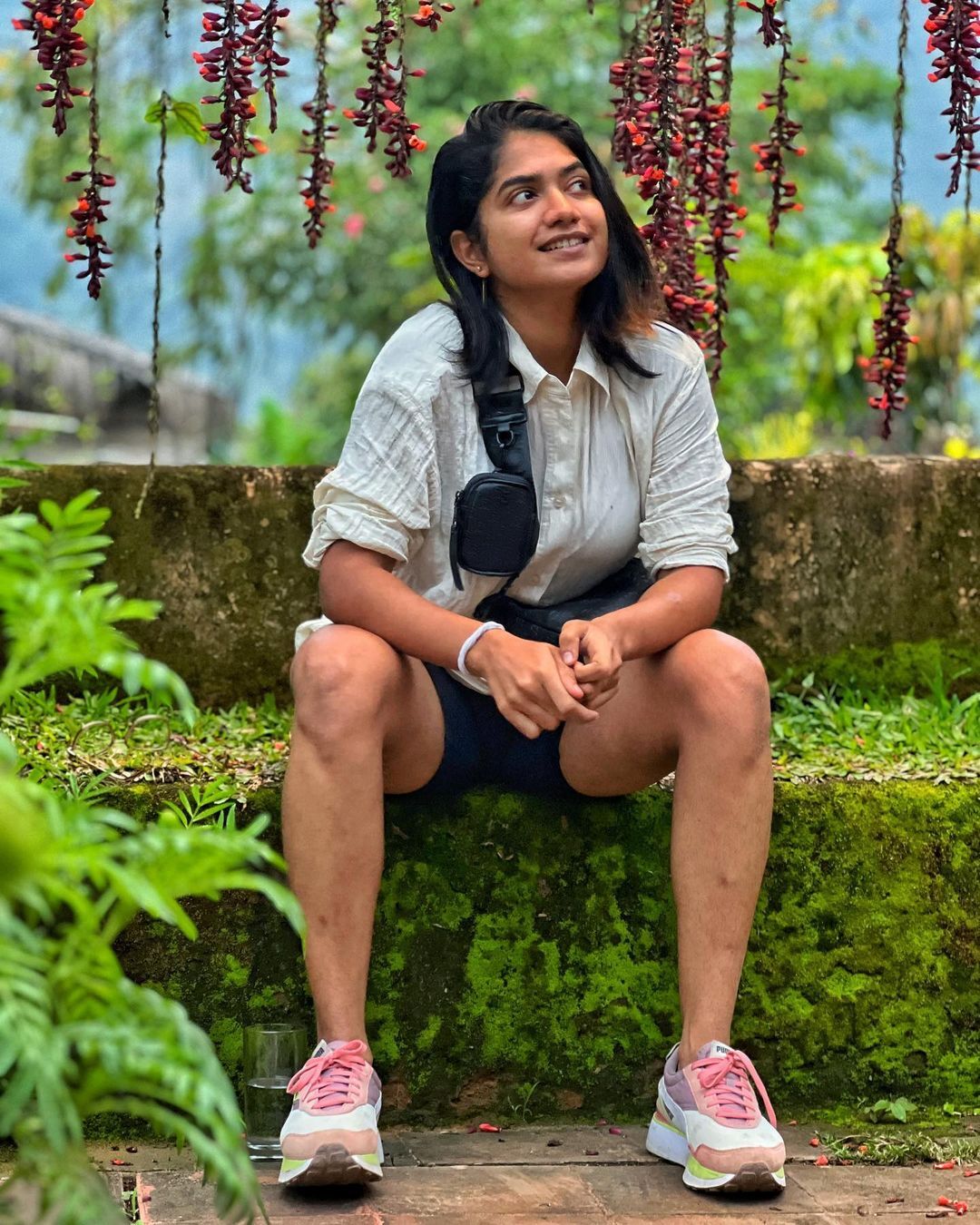 photos : டைட் கவுனில் வளைந்து நெளிந்து போஸ் கொடுத்த அனார்கலி மரிக்கார் ...