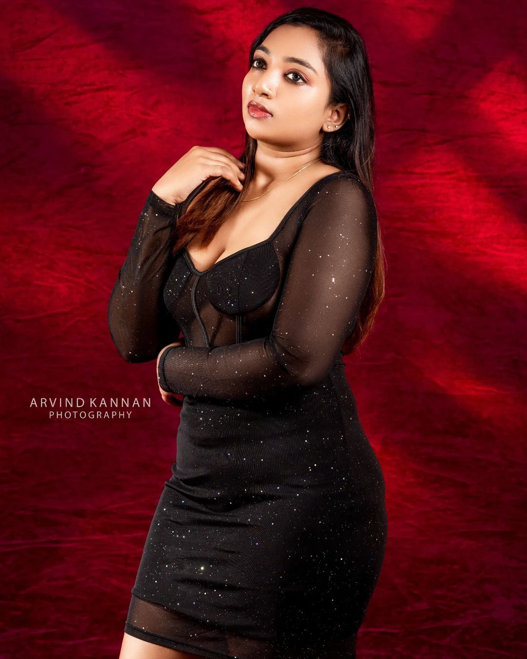 photos : கையில் பூவுடன் ரசிகர்களை உறைய வைத்த மாடல் அழகி சூரியபிரபா.. கிறங்கடிக்கும் கலக்கல் ...