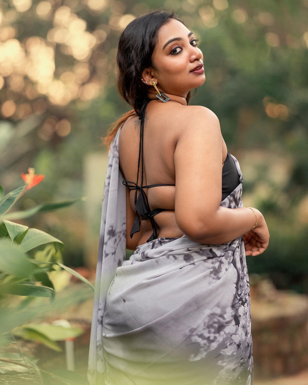 photos : கையில் பூவுடன் ரசிகர்களை உறைய வைத்த மாடல் அழகி சூரியபிரபா.. கிறங்கடிக்கும் கலக்கல் ...