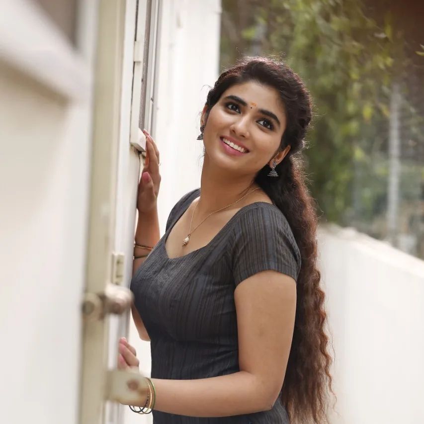 PHOTOS : சேலையில் சொக்கவைக்கும்.. பிரக்யா நாக்ராவின் லேட்டஸ்ட் பிக்ஸ் இதோ.. | Stunning Saree ...