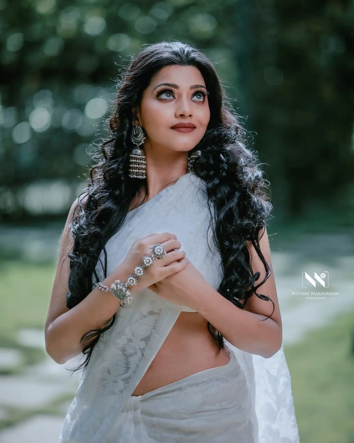 PHOTOS : வெள்ளை தாமரை போல்.. சேலையில் அழகிய சிலையாய் போஸ் கொடுக்கும் ...