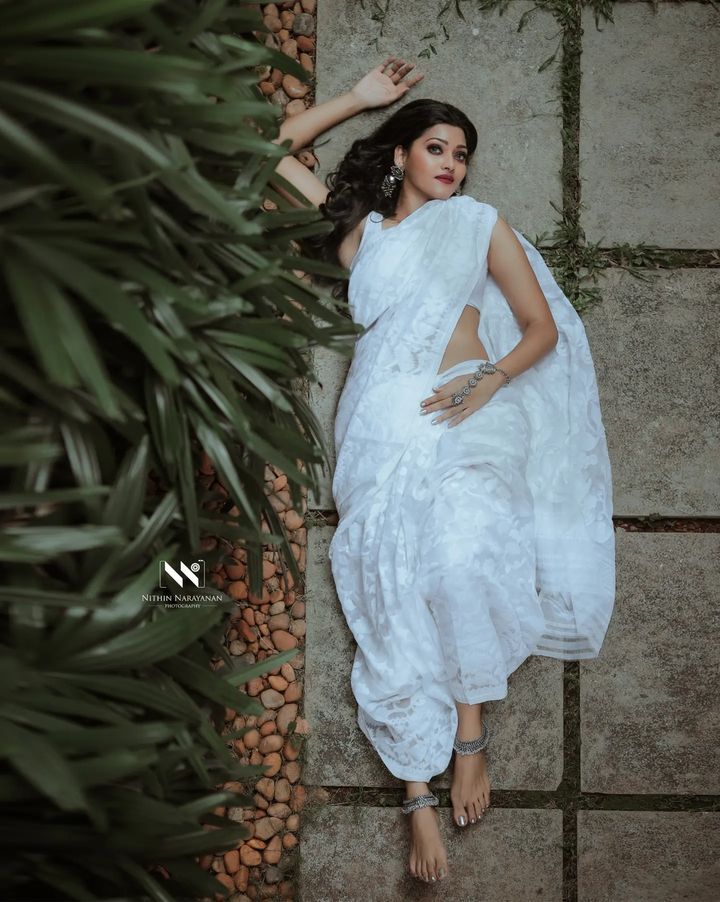 PHOTOS : வெள்ளை தாமரை போல்.. சேலையில் அழகிய சிலையாய் போஸ் கொடுக்கும் ...