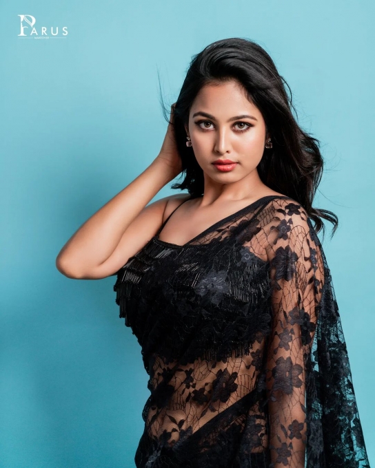 photos : ட்ரான்ஸ்பரண்ட் சேலையில் தெறிக்கவிடும் அழகு.. விஜய் டிவி ...