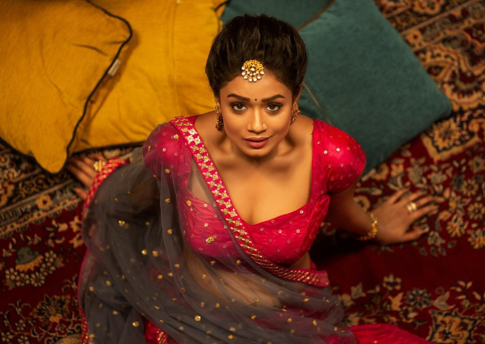 PHOTOS : சேலையில் செம லுக்.. கடற்கரையில் காற்று வாங்கும் ஸ்வயம் ...