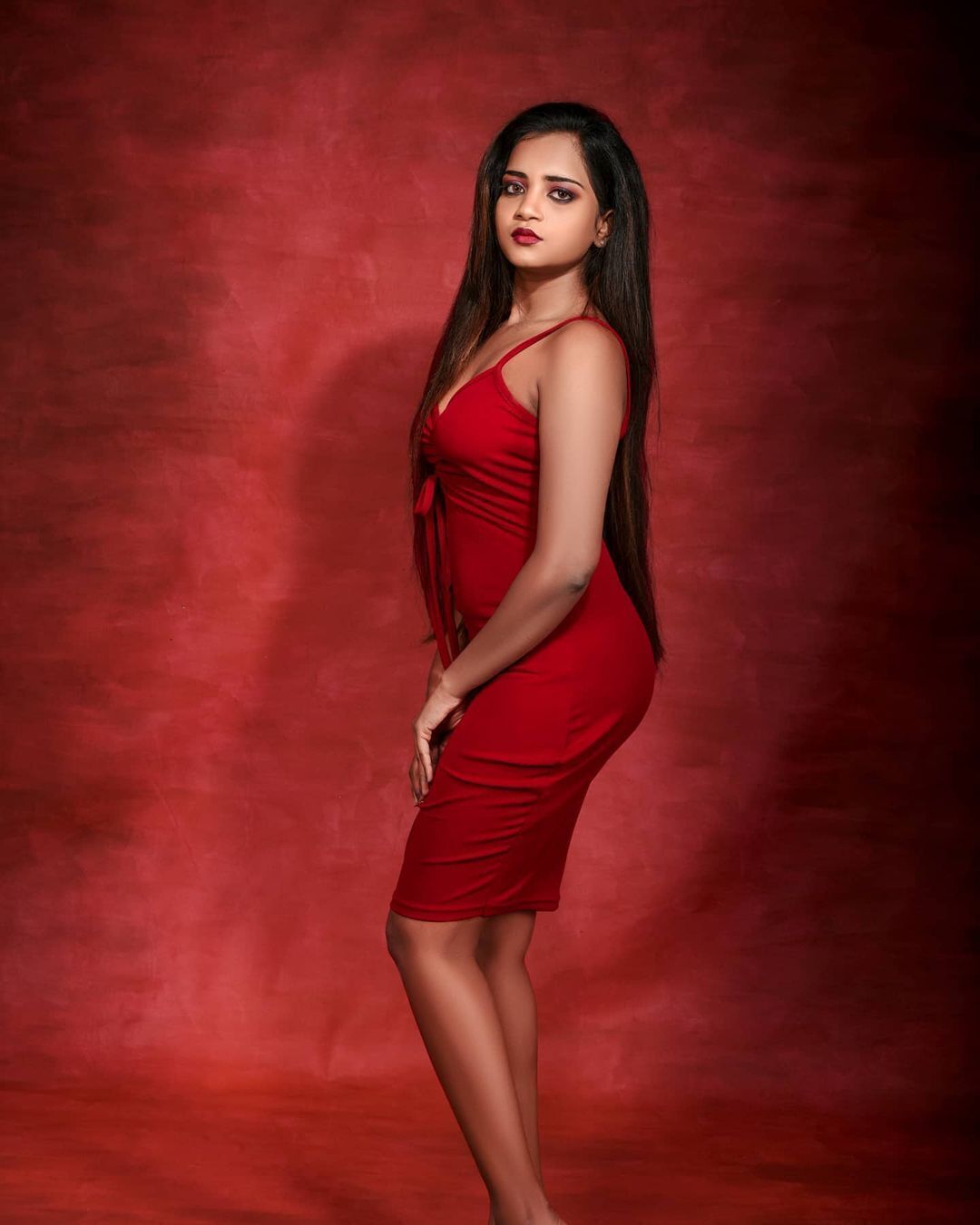 PHOTOS : வொயிட் பிகினியில்.. மனதை மயக்கும் மாடல் யுவஸ்ரீ ராஜேந்திரன் ...