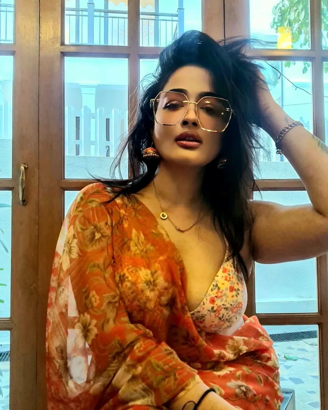 PHOTOS : குறையாத அழகில்.. இளசுகளை ஈர்க்கும் கிரண்.. திணறடிக்கும் லேட்டஸ்ட் போட்டோஸ் இதோ ...