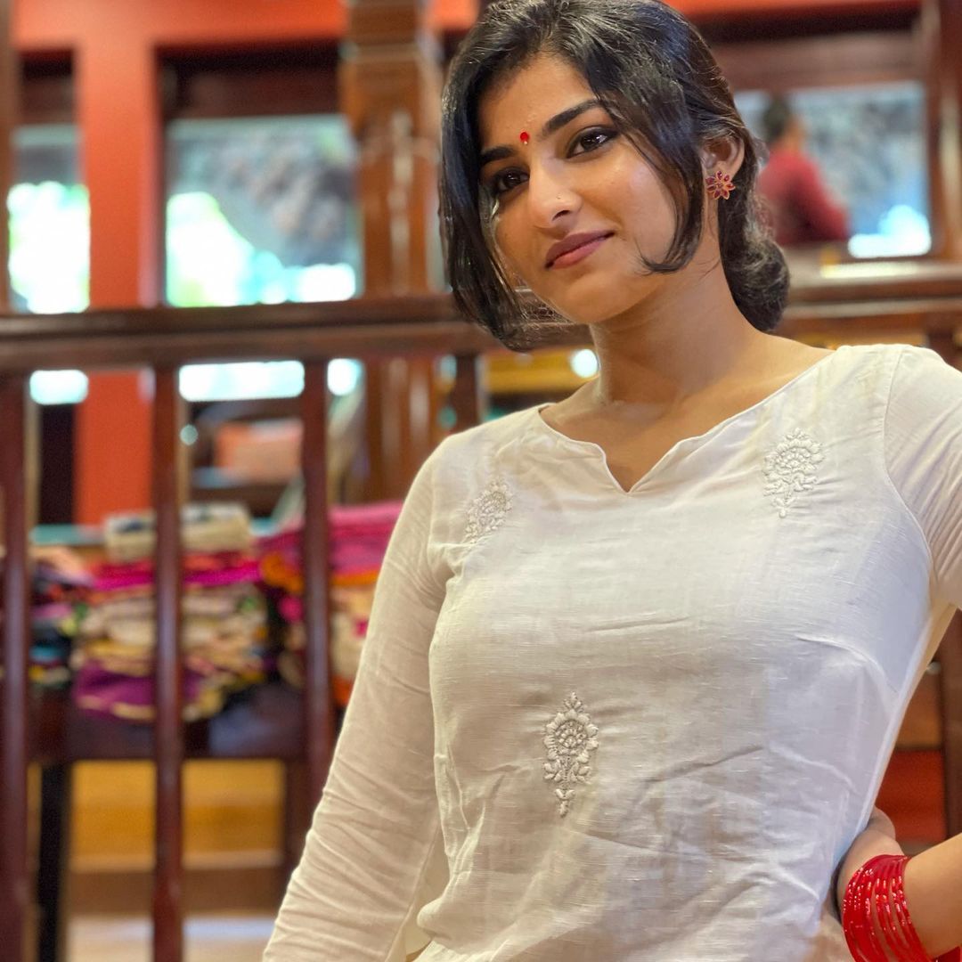 photos : புடவையில் சொக்கவைக்கும் அழகு.. நடிகை காயத்ரி அசோக்கின் அசத்தல் க்ளிக்ஸ்! | Actress ...