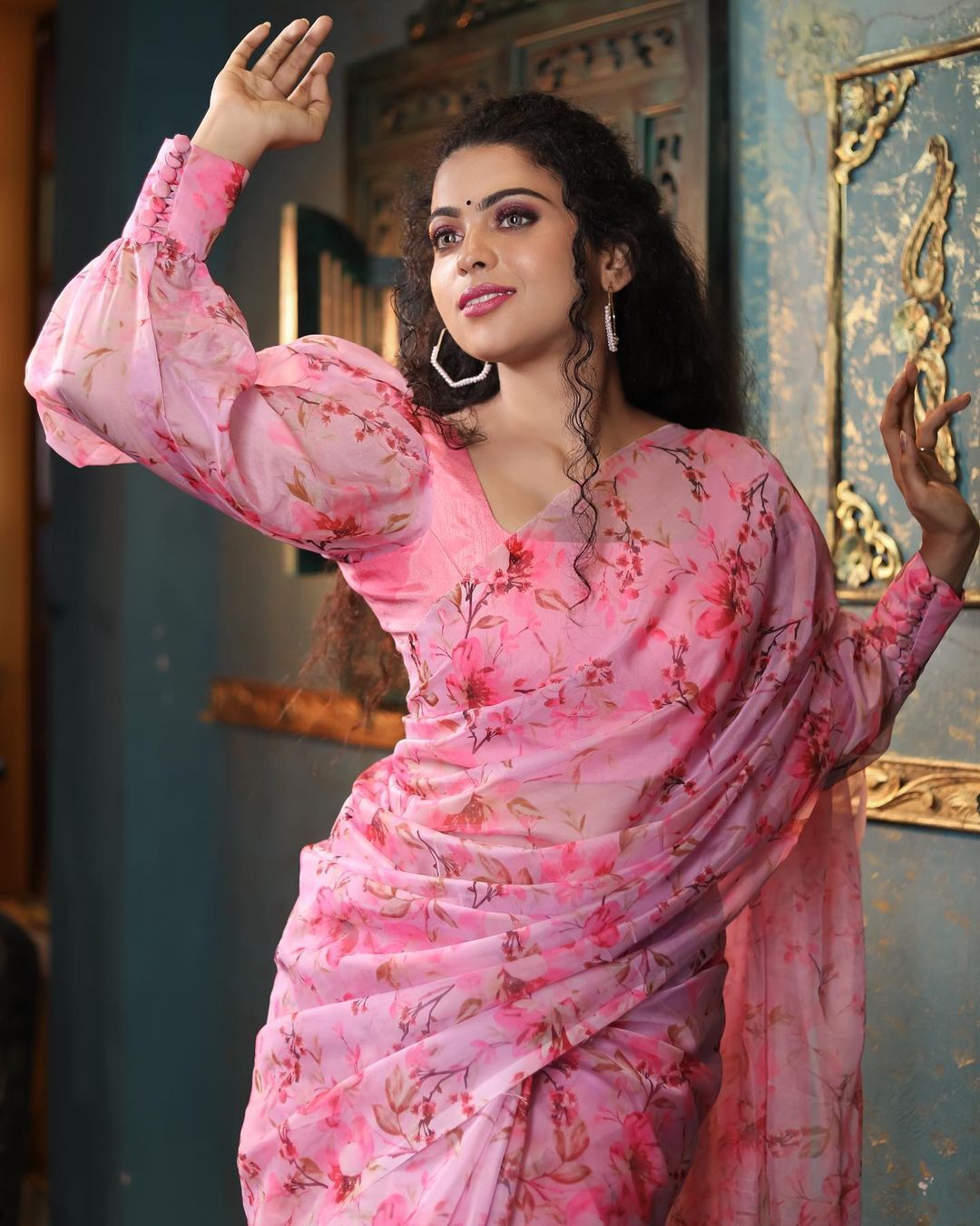 photos : ஷர்ட்ட கழட்டிவிட்டு ஸ்டன்னிங் போஸ் கொடுத்த பதின் குமார் ...