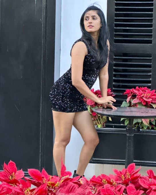 photos : வெறும் ஷர்ட்டுடன் மஜா போஸில் லியோனிலா ஸ்வேதா.. கிறங்கடிக்கும் ...