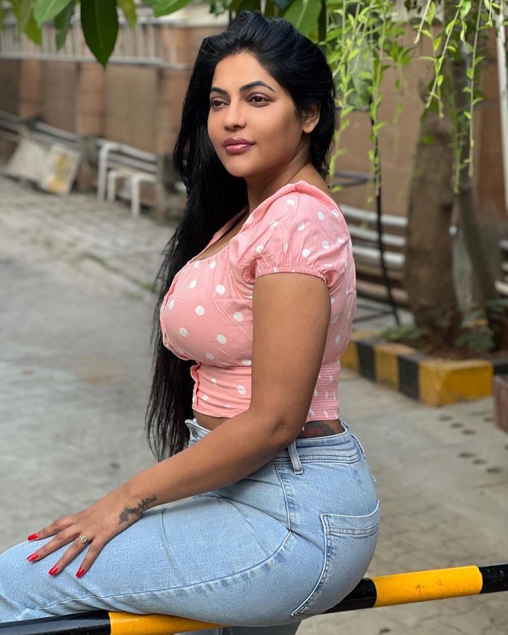 PHOTOS : திகட்டாத அழகு.. சைடு போஸில் சொக்கவைக்கும் ரேஷ்மா ...