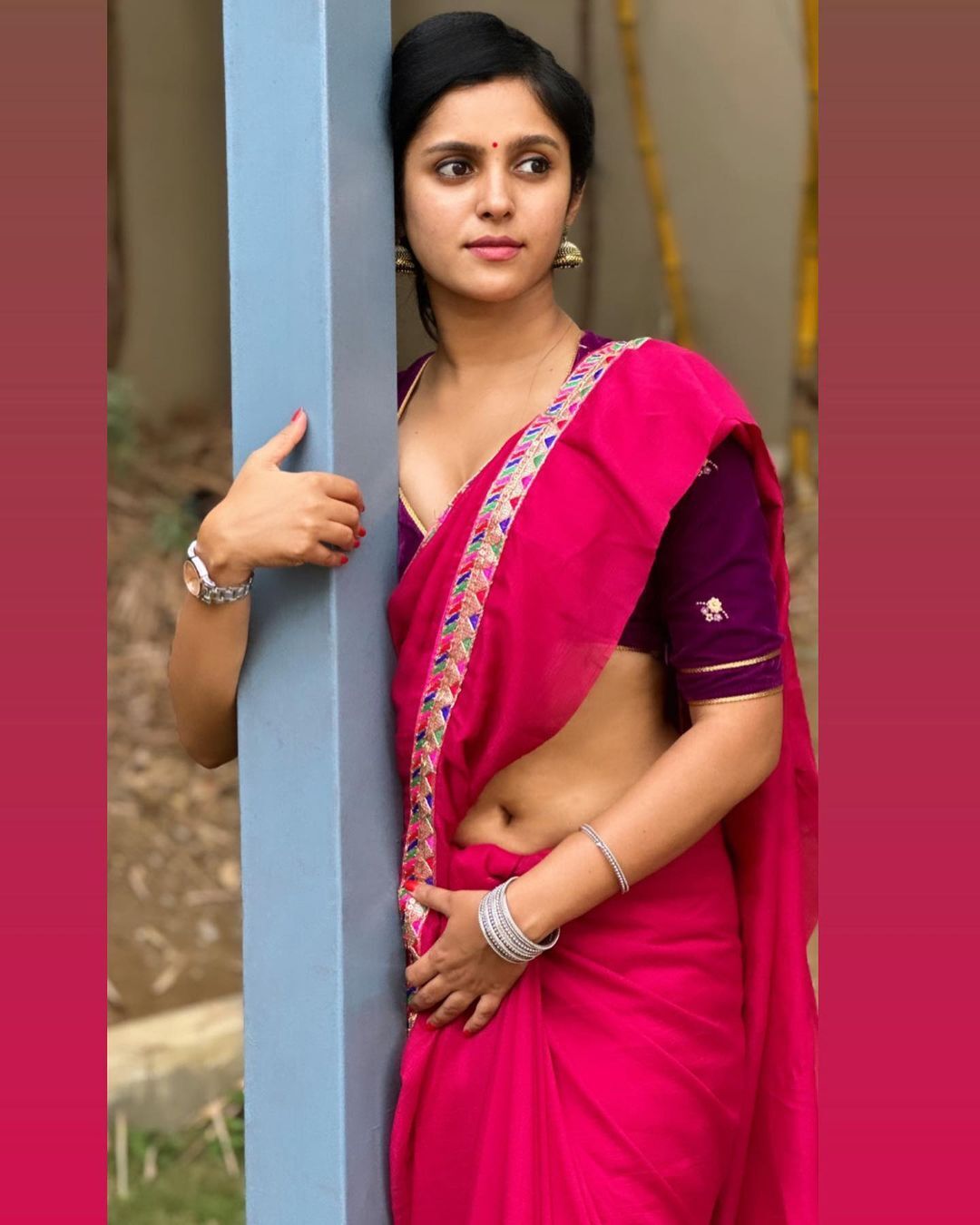 photos : வெறும் ஷர்ட்டுடன் மஜா போஸில் லியோனிலா ஸ்வேதா.. கிறங்கடிக்கும் ...